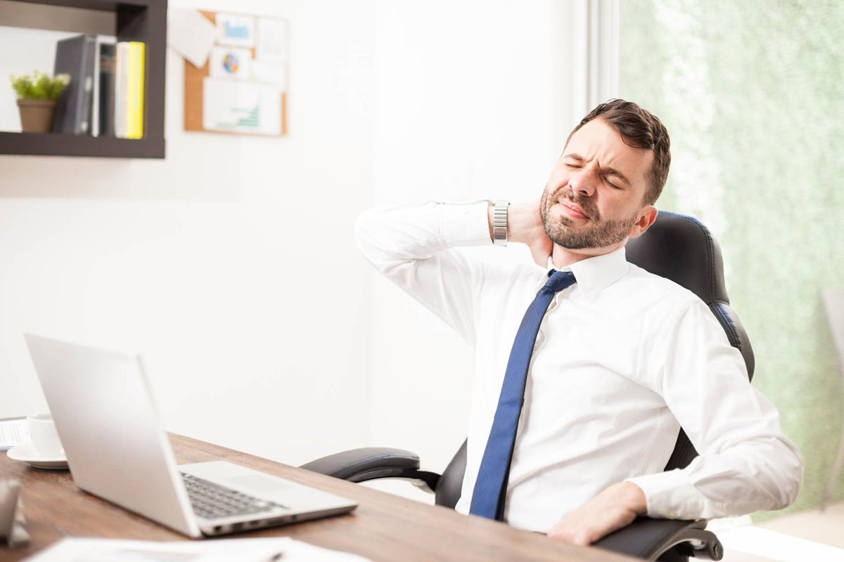 The 5 Dangers of a Desk Job [Infographic]